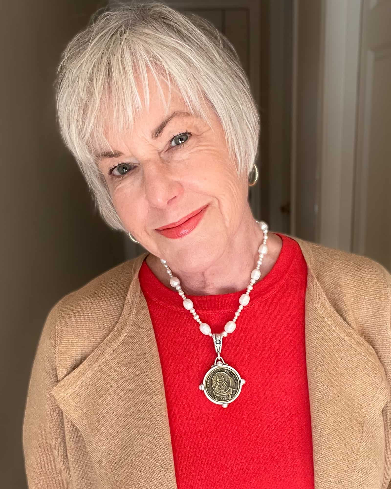 How to layer necklaces - une femme d'un certain âge