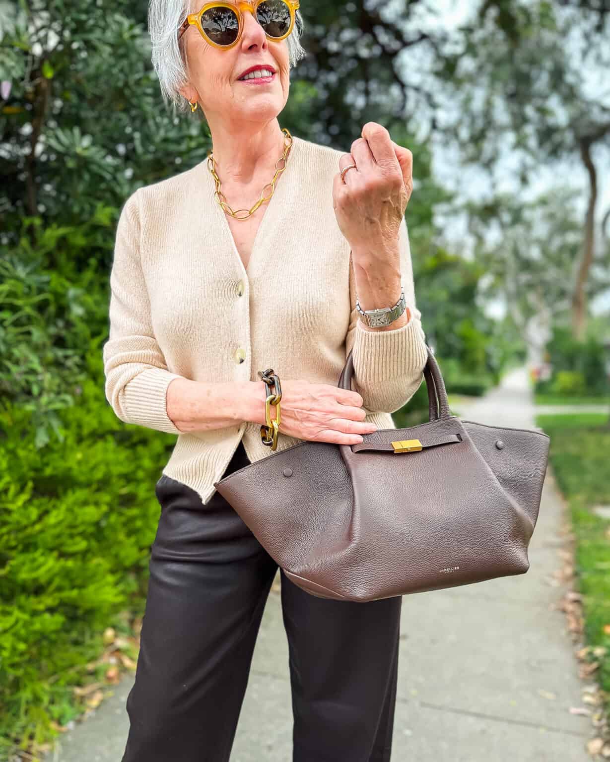 10 Stylish bags without logos - une femme d'un certain âge