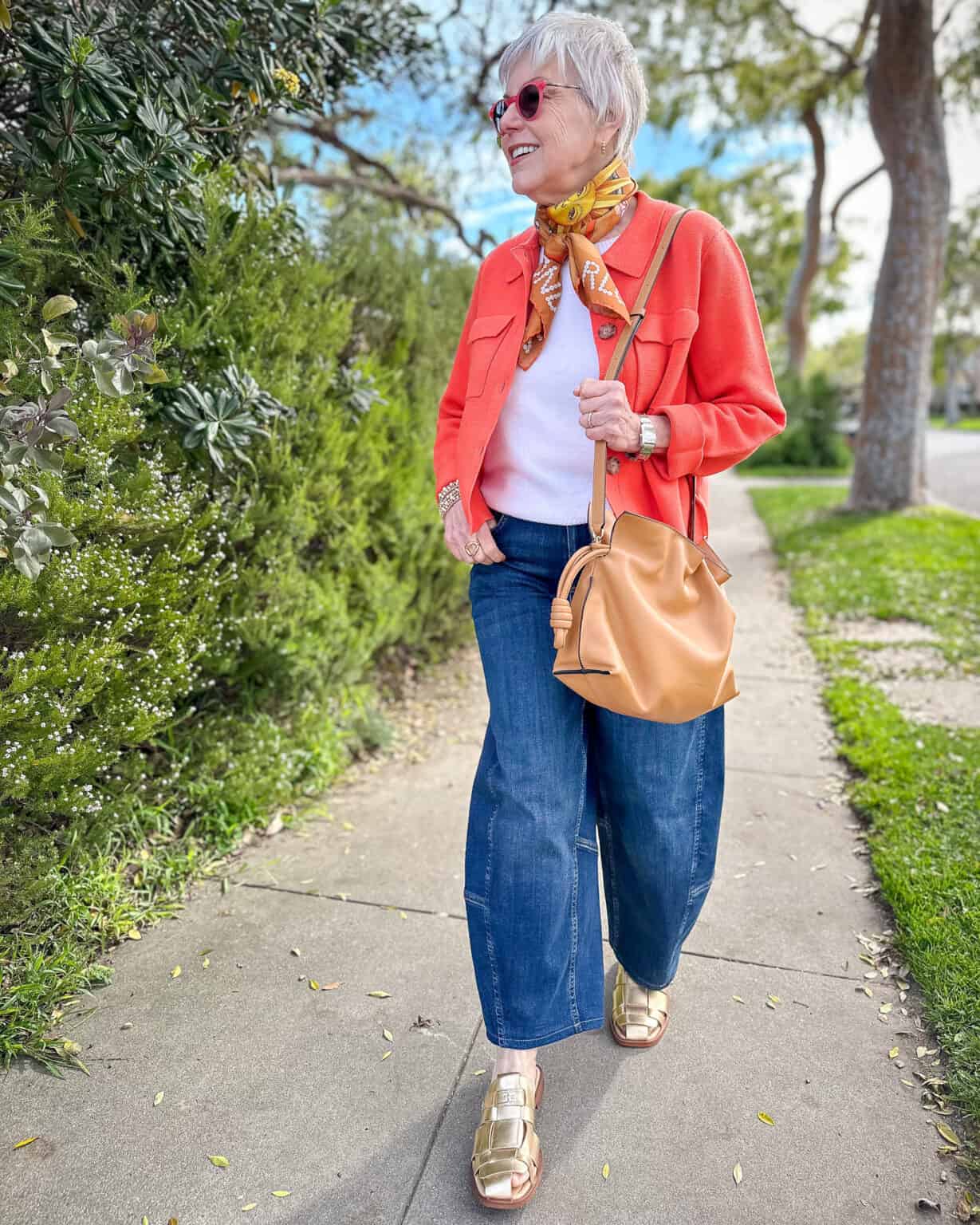 A colorful spring outfit idea - une femme d'un certain âge